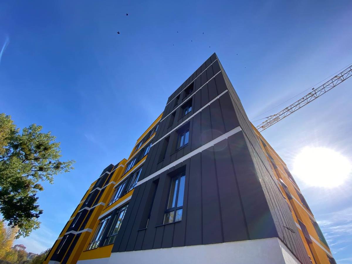 Будинок клубного типу поряд парку Шевченка